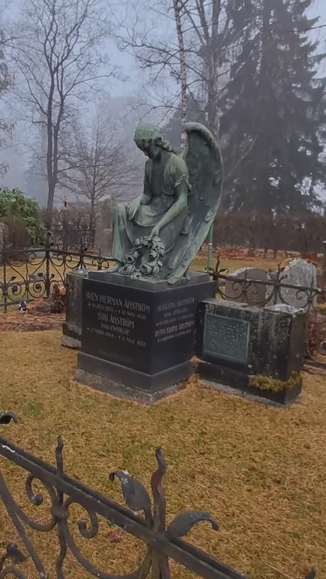 Каменный ангел на кладбище