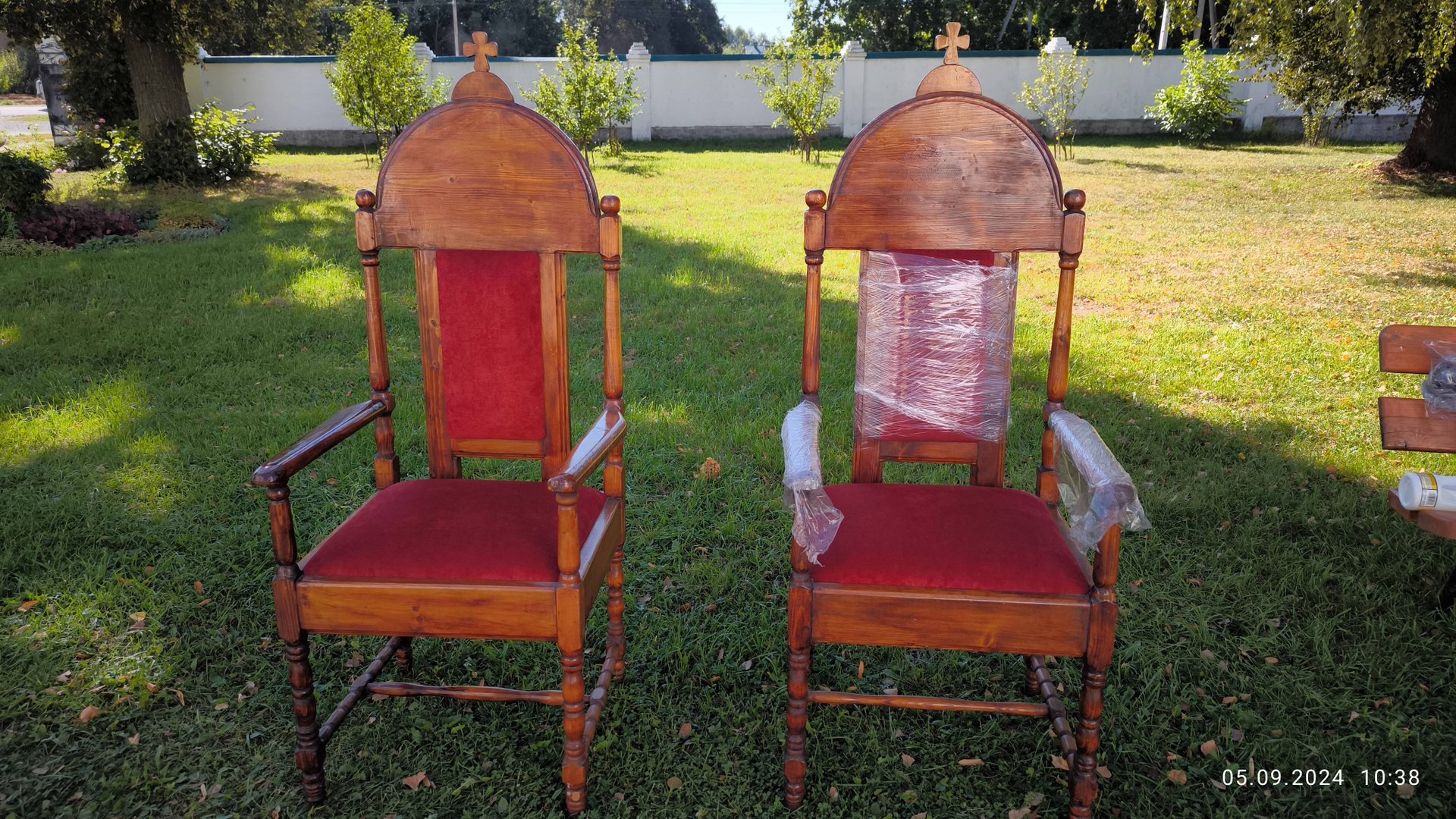 Перетяжка старинных стульев.