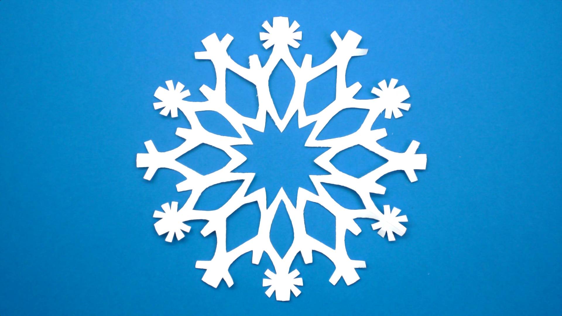 Как сделать Снежинку из бумаги на окно легко | Красивая Снежинка своими руками | Новогодний Декор