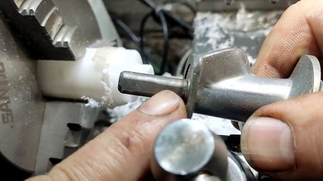 втулка для мясорубки из полиацеталя токарным станком RC210e800.