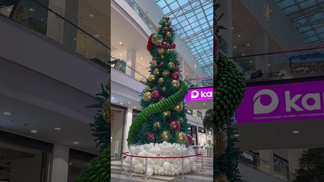 #Shorts Оригинальная ёлка из шаров в ТЦ Мозайка // Новогодняя Москва //