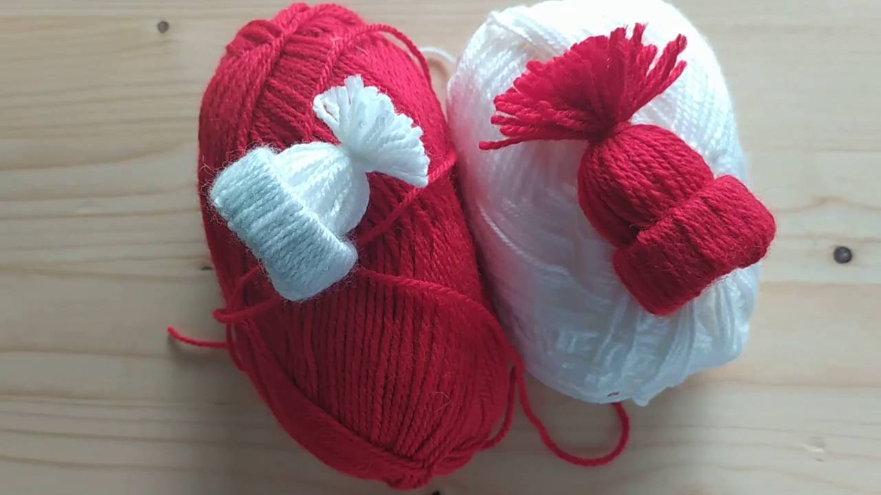 Как просто сделать игрушку на елку мини шапочку. Шапочка из пряжи без вязания