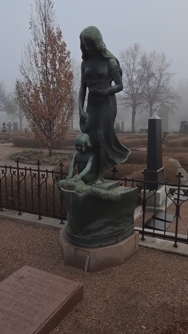 Старое шведское кладбище в Евле, женщина с ребенком