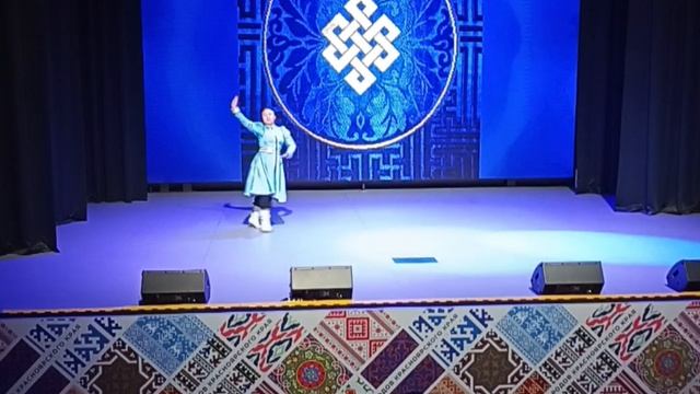 Солистки бурятского ансамбля "Алтынсак" Адисы Базаровой в концертной программе на II Межнациональном