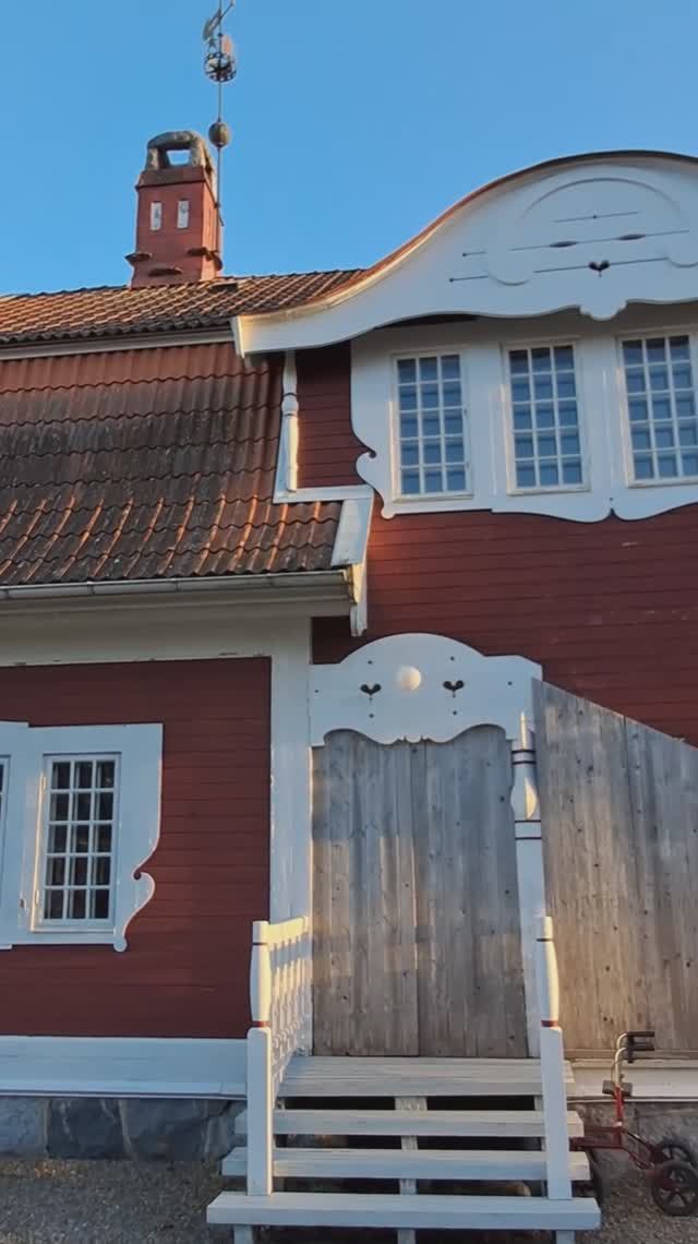 Красивый старый дом у моря с забитыми окнами и дверями и купальным домиком на мостике.