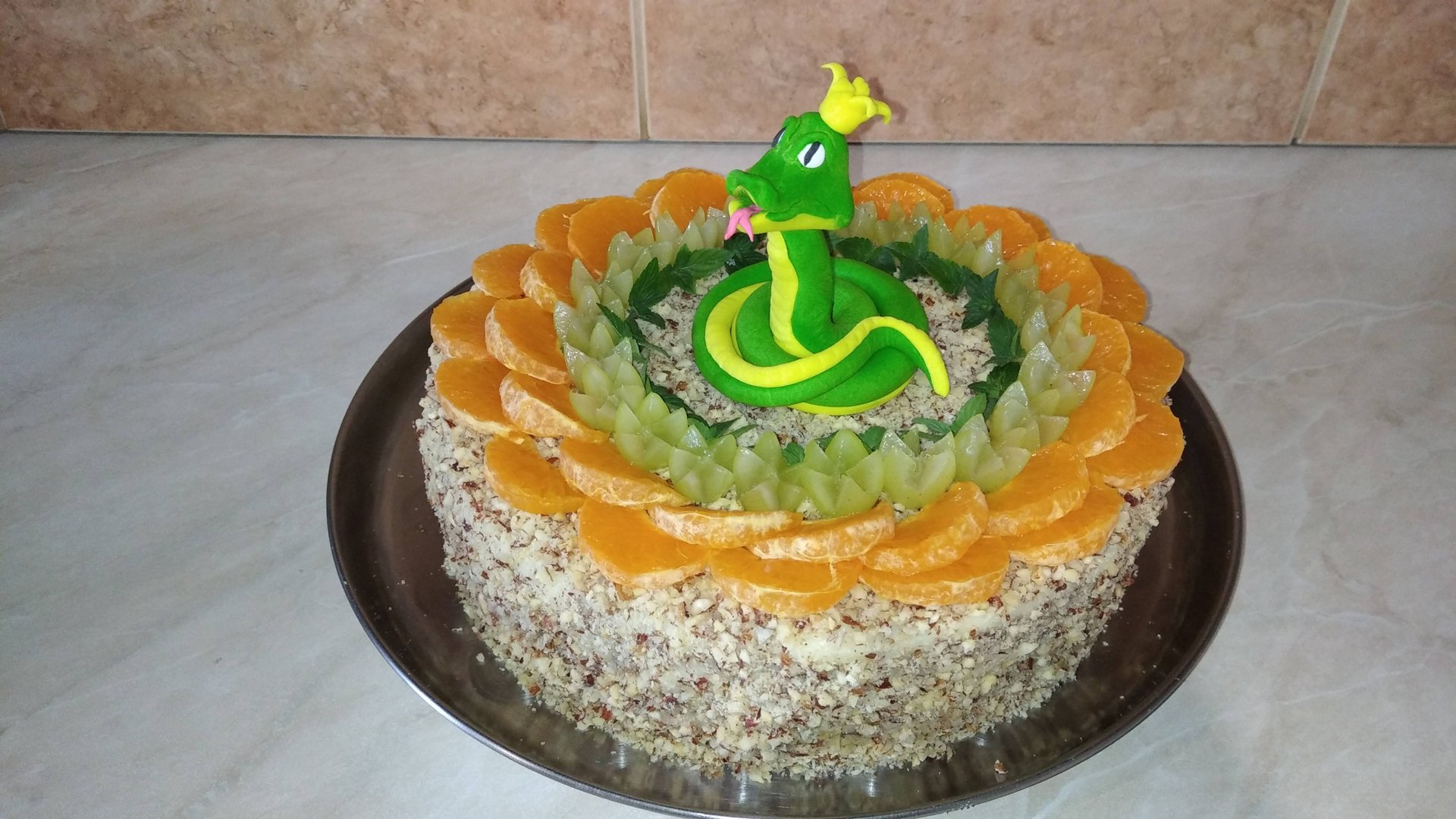 Торт на Новый год 2025. Новогодние рецепты 2025. Символ 2025 года. Торт "Змея на поляне"