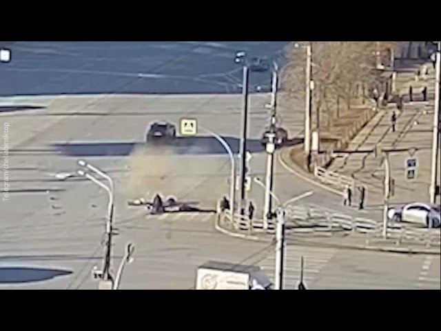 Водитель снес толпу пешеходов в Челябинске и скрылся с места ДТП.