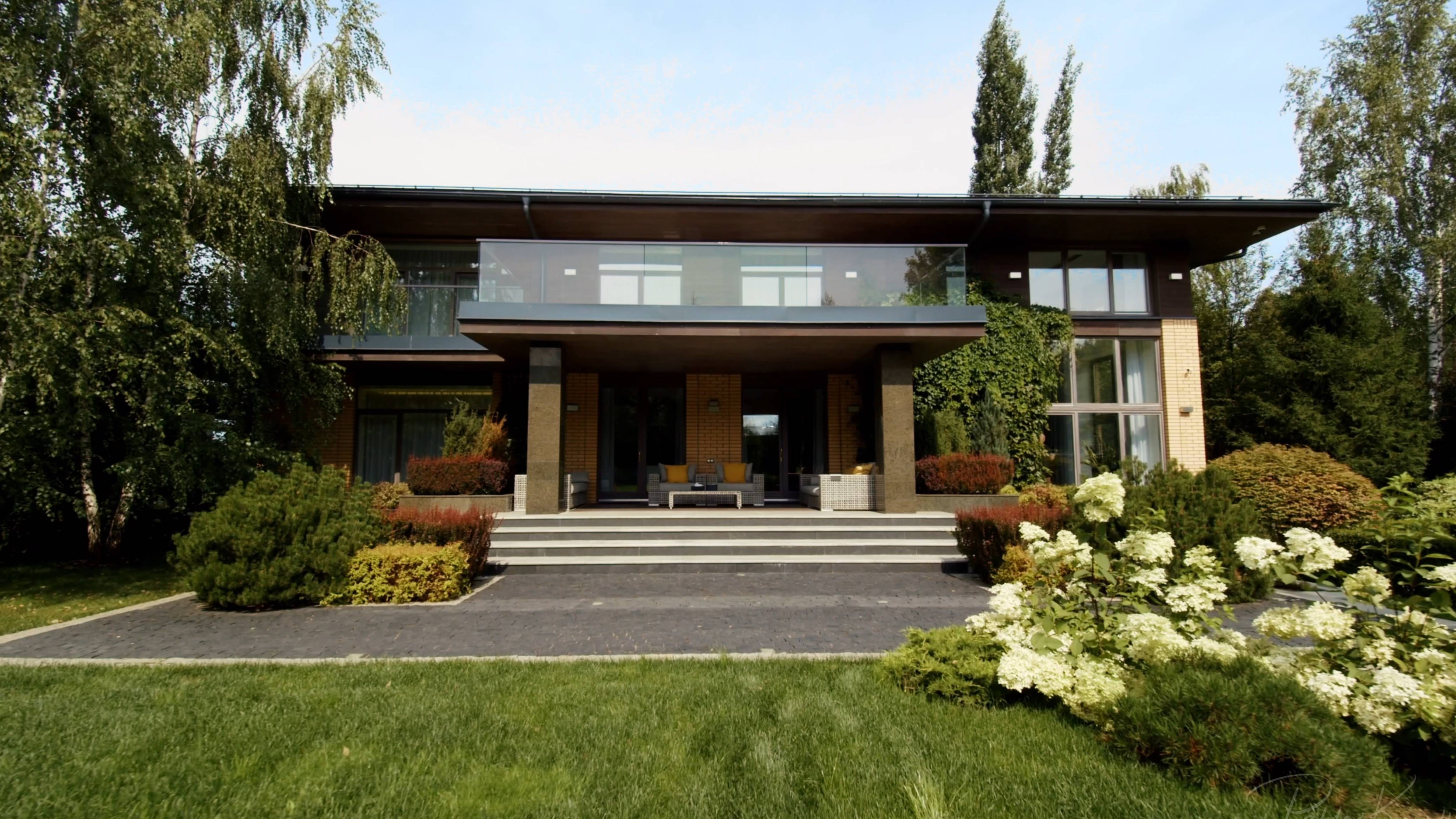 ОСОБНЯК С УЛИЧНЫМ БАССЕЙНОМ И ДИЗАЙНЕРСКИМ ИНТЕРЬЕРОМ | 4К | BMPCC4K