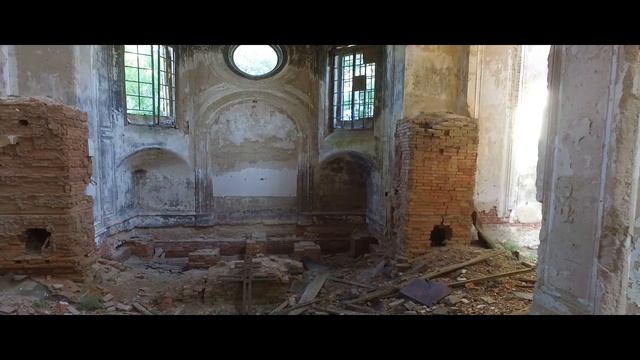 Деревня Рель и руины огромной церкви Николая Чудотворца.