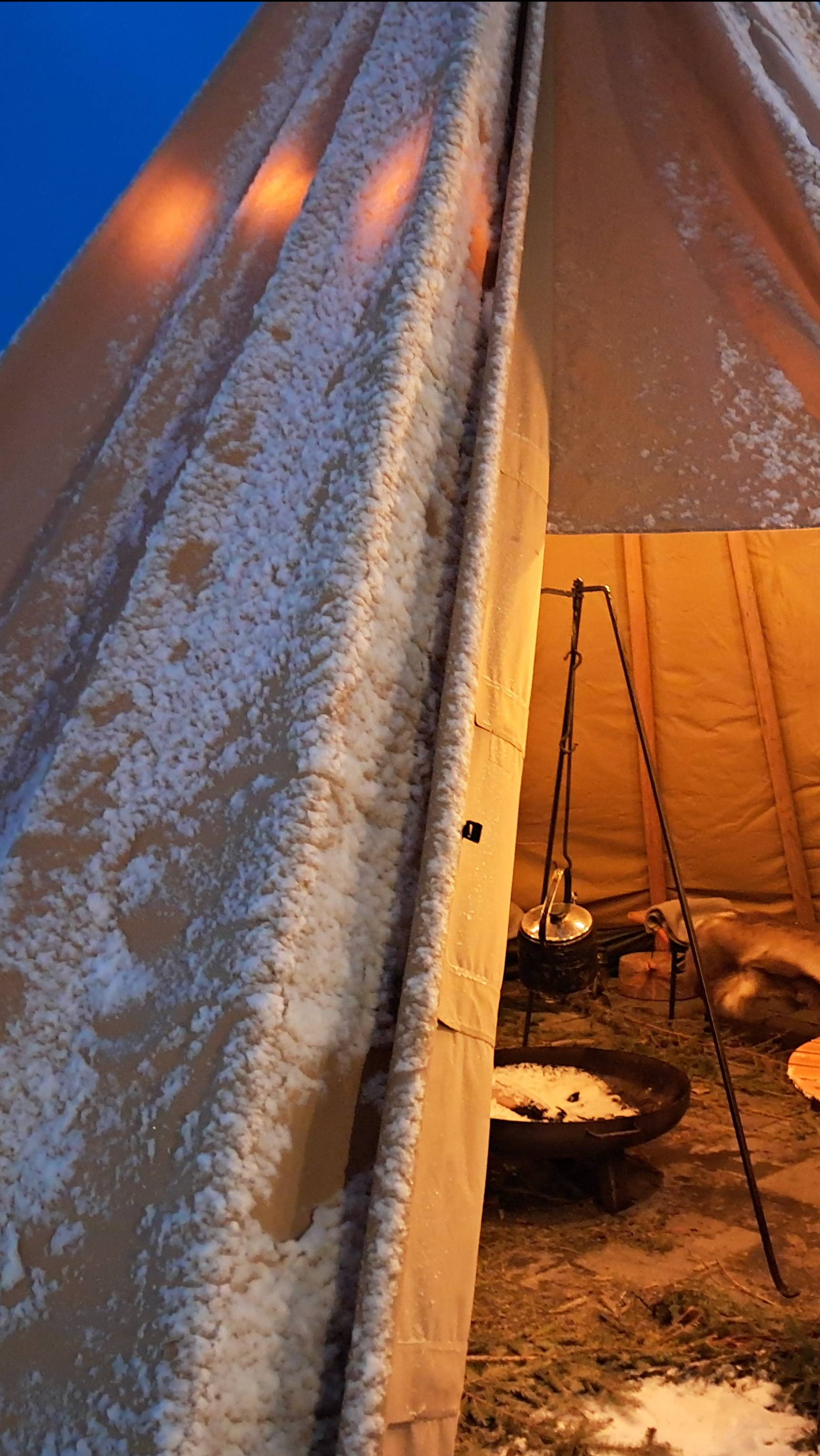 Попьем glögg ( горячий рождественский напиток) в вигваме и позаглядываем в окна дорогого ресторана