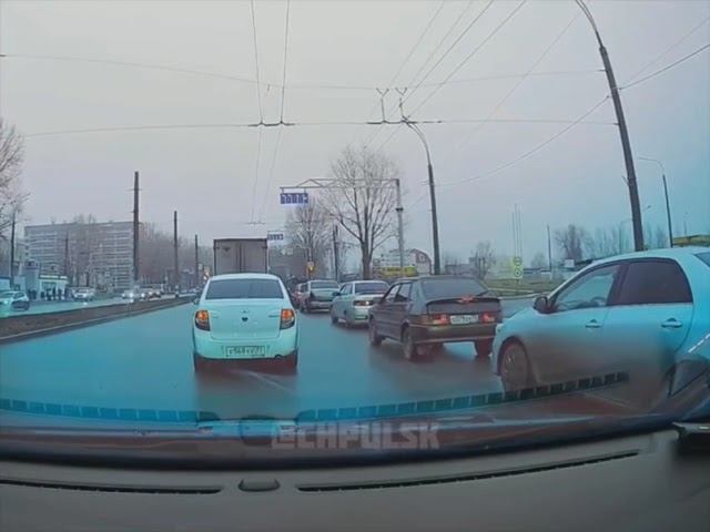 Все поехали – и я поехал Момент ДТП на проспекте Созидателей у медколледжа.