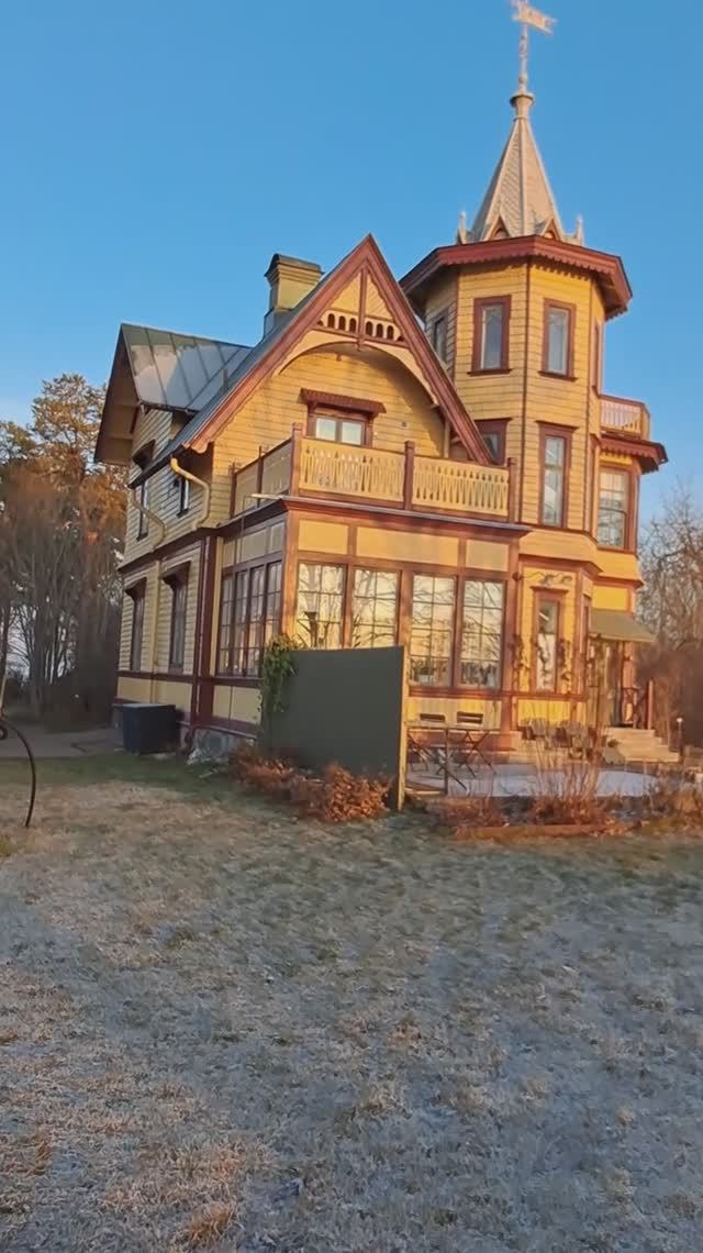 Старый красивый дом эпохи модерна у моря в Швеции.