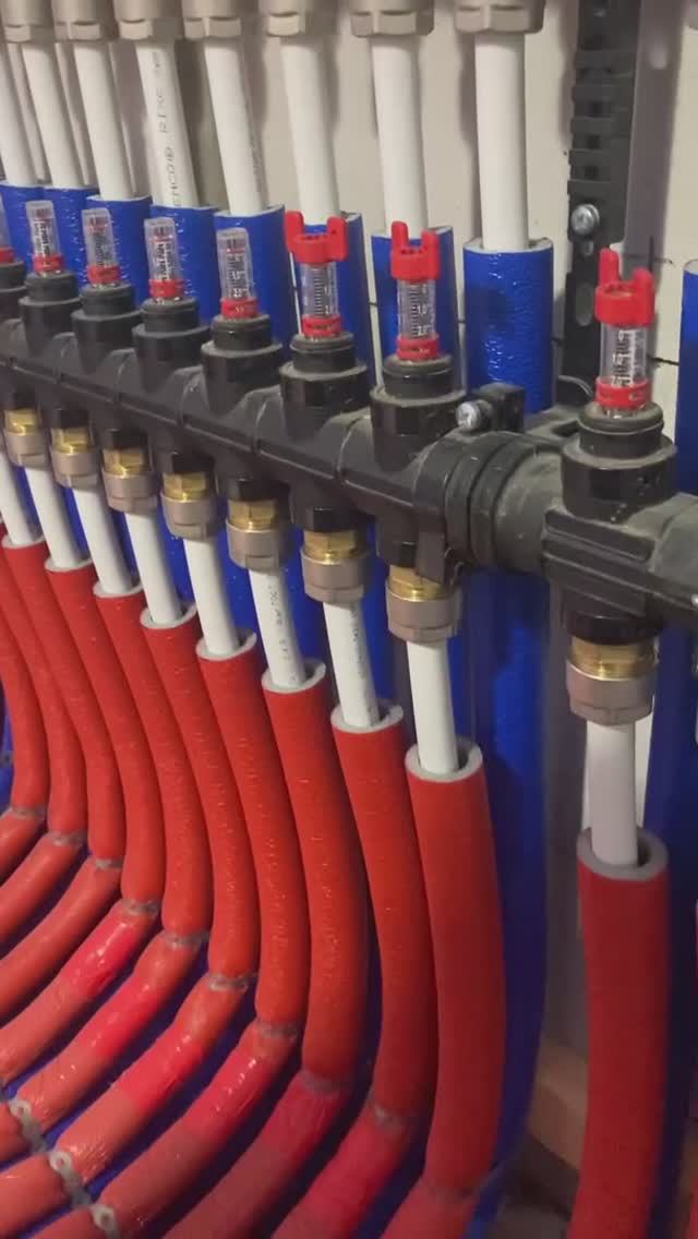 Коллекторы Henco для отопления и трубы Henco на объекте. Срок службы более 50 лет.