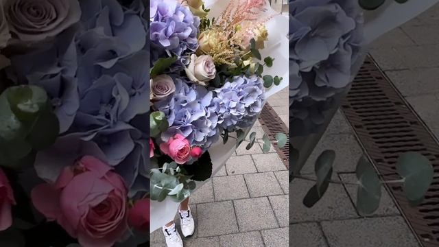 Цветы: Красивый букет состоит гортензий, роз и хризантем, которые наделяют его красотой и свежестью