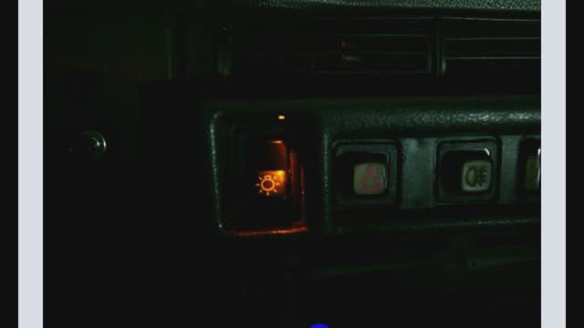 Маленькая световая пушка в автомобиле.