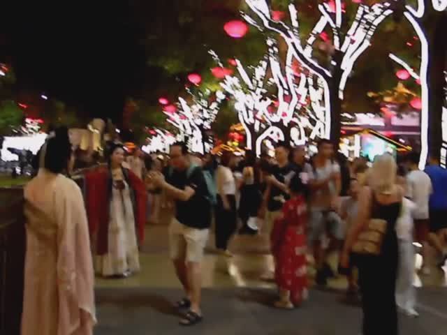 Продолжаем гулять по Неспящей улице Сианя