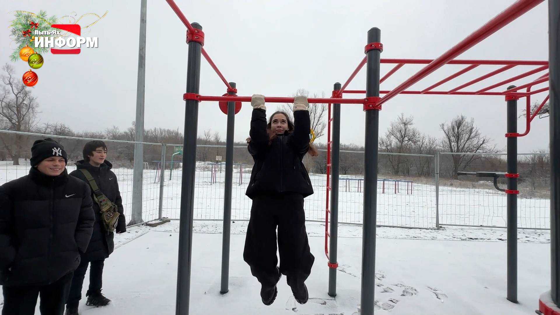 Югорчане закончили монтаж спортивных площадок в Макеевке