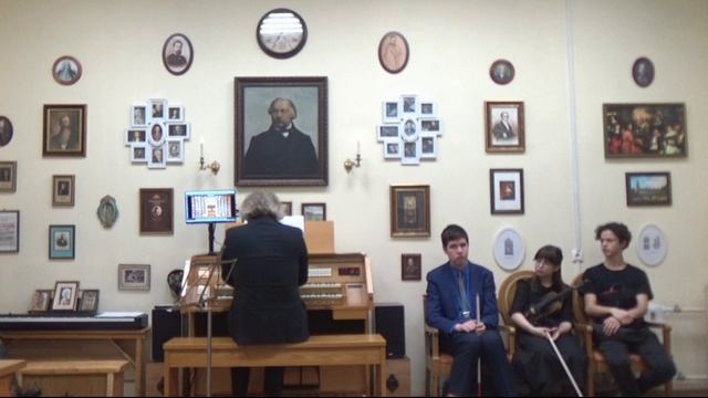 В ожидании Рождества. Органная гостиная.