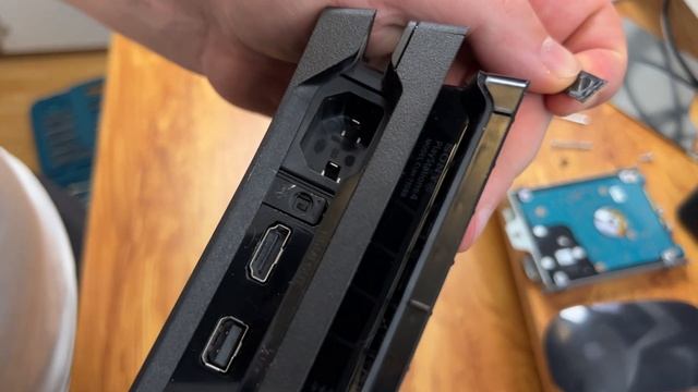 Быстрая чистка PlayStation 4 Pro (неполная разборка)
