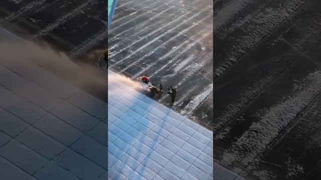 С замерзшей реки Сунгари добывают огромные глыбы льда ❄️