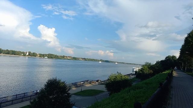 Волжская набережная, прогулка/обещала показать набережную по вашим просьбам