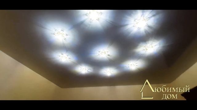 Натяжные потолки Ярославль  в Ярославле Натяжной потолок с точечными светильниками мультиколор