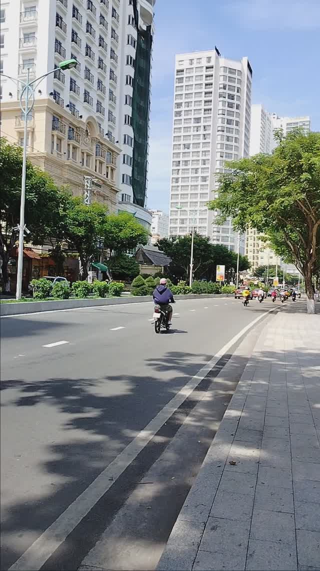 Пешеходам не уступают!Вышел и иди спокойно!Сами объедут)