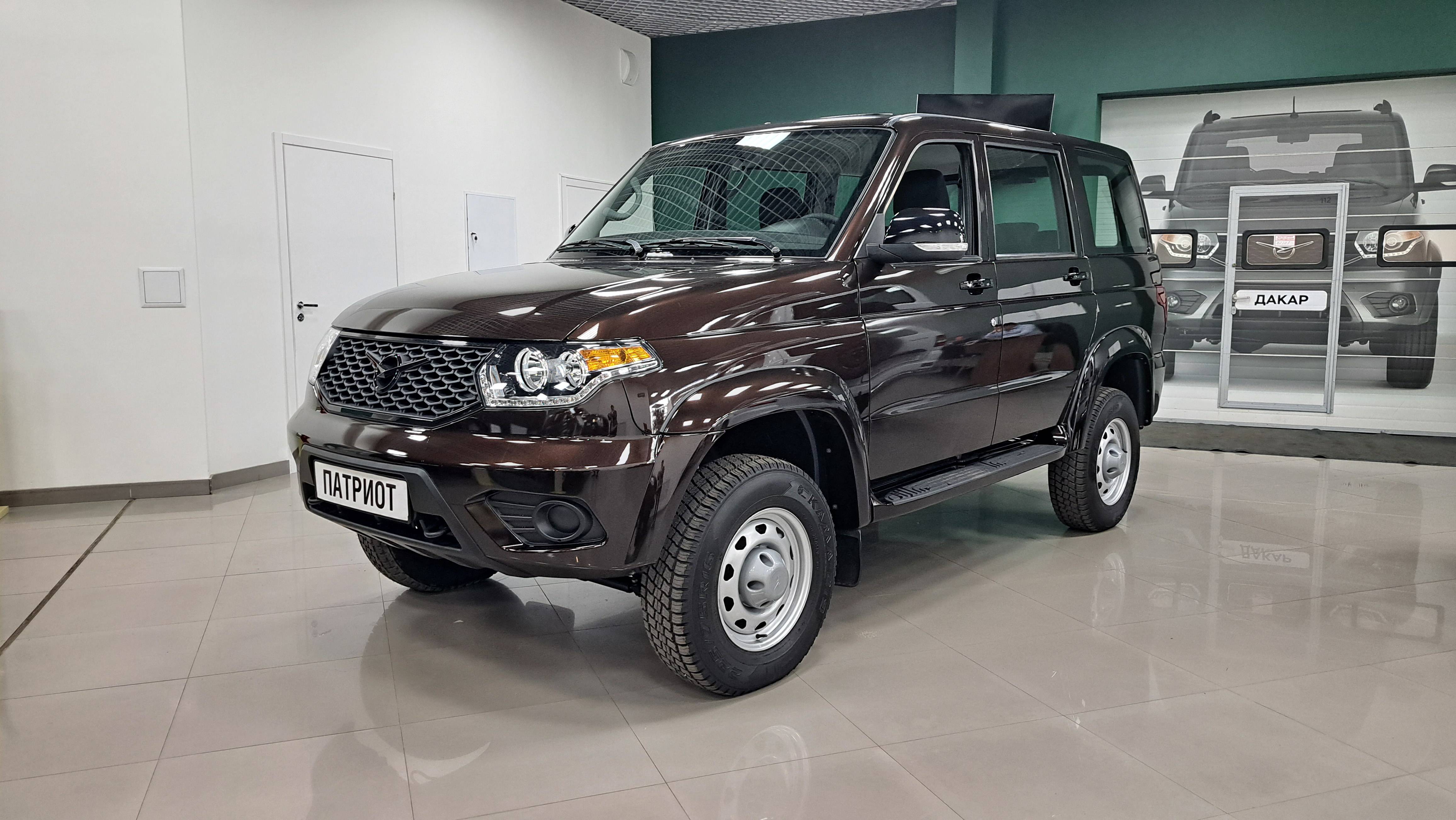УАЗ Патриот  в кузове коричневый металлик.