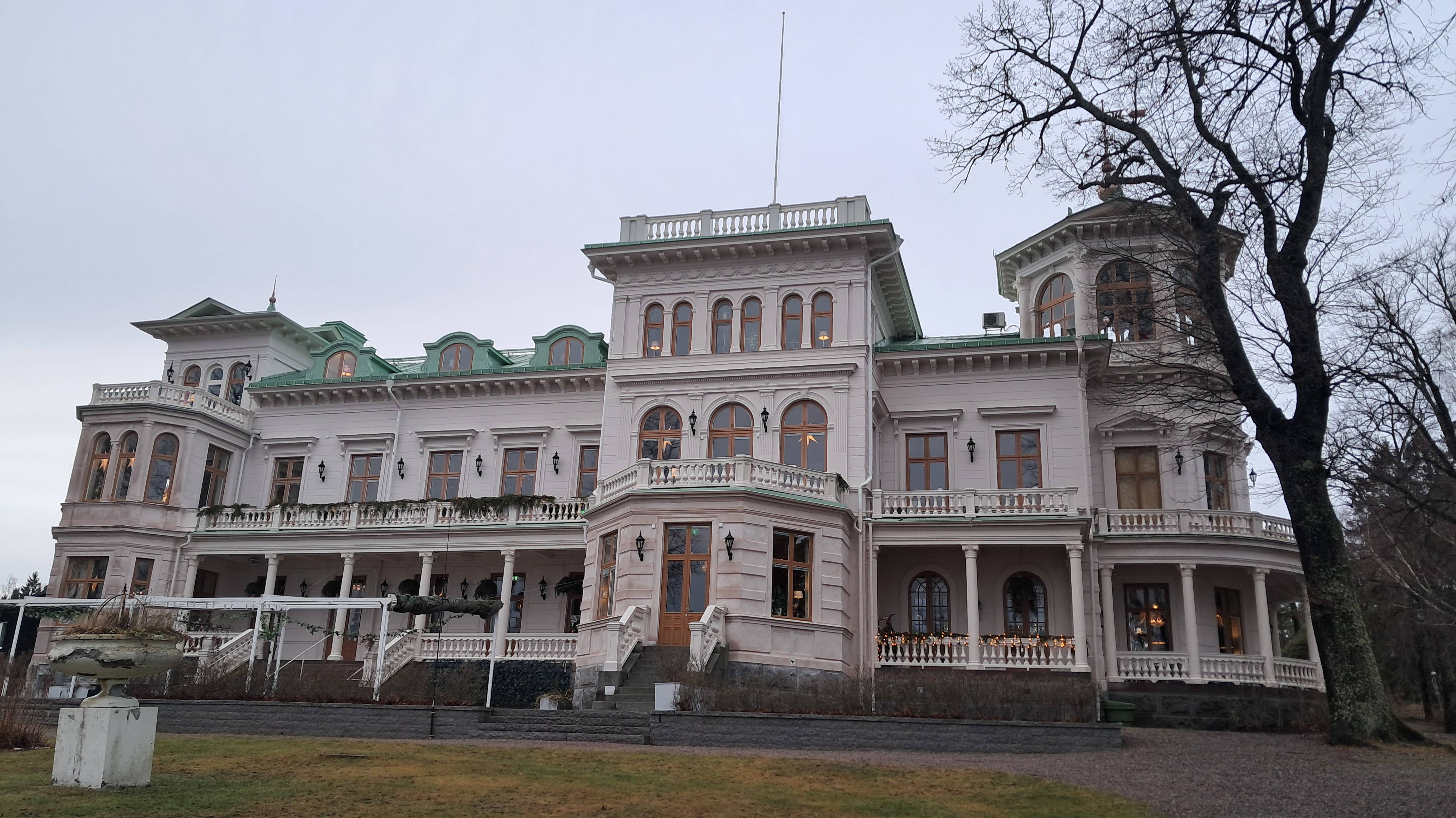 Engeltofta,  Швеция, после Рождественского стола гуляю одна по красивым пустым комнатам дворца.