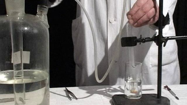 108. Горение белого фосфора под водой