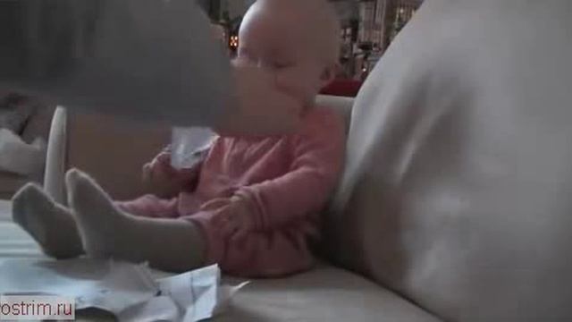 Малыш с заразительным смехом