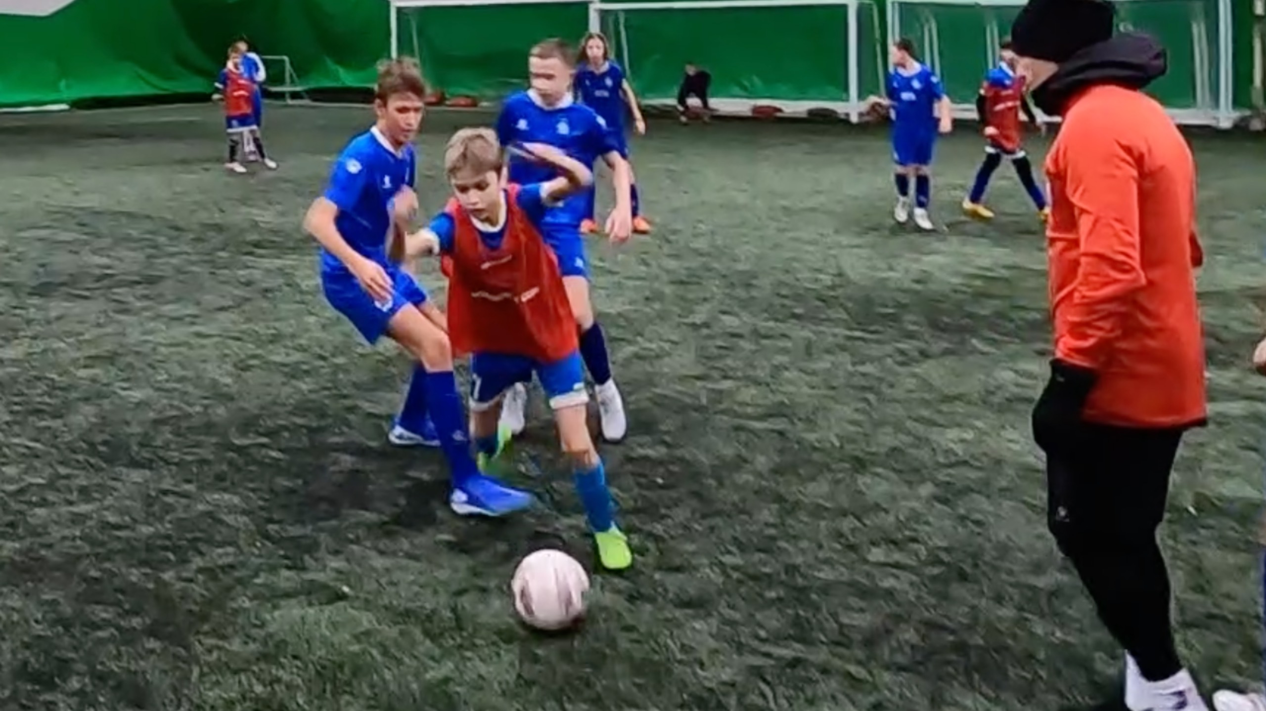 Три касания и гол (распасовка)