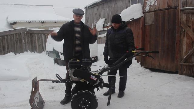 Мотоблок BULLDOG--при работе свеча стала как сажа, причина ?