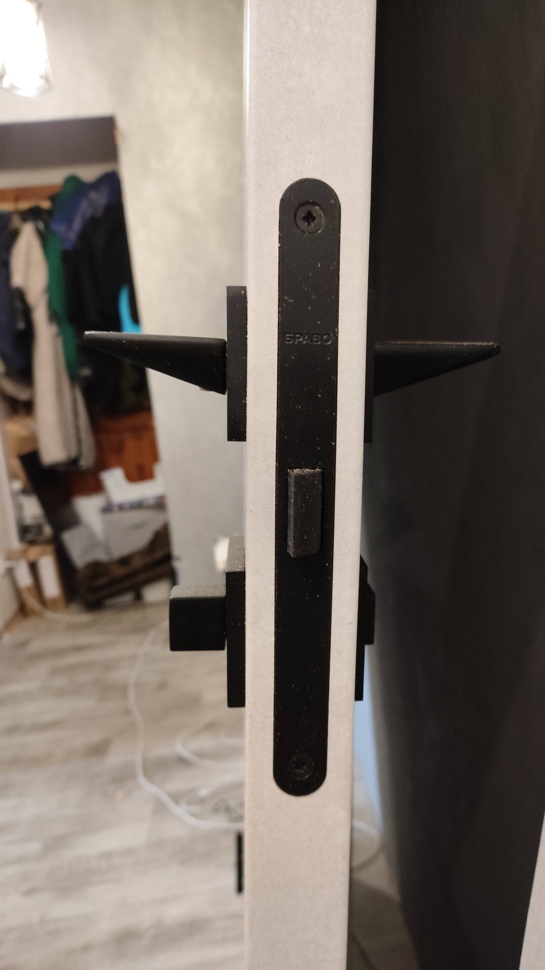 Врезка фурнитуры в дверь
Музыка А. э. М Дни не легки