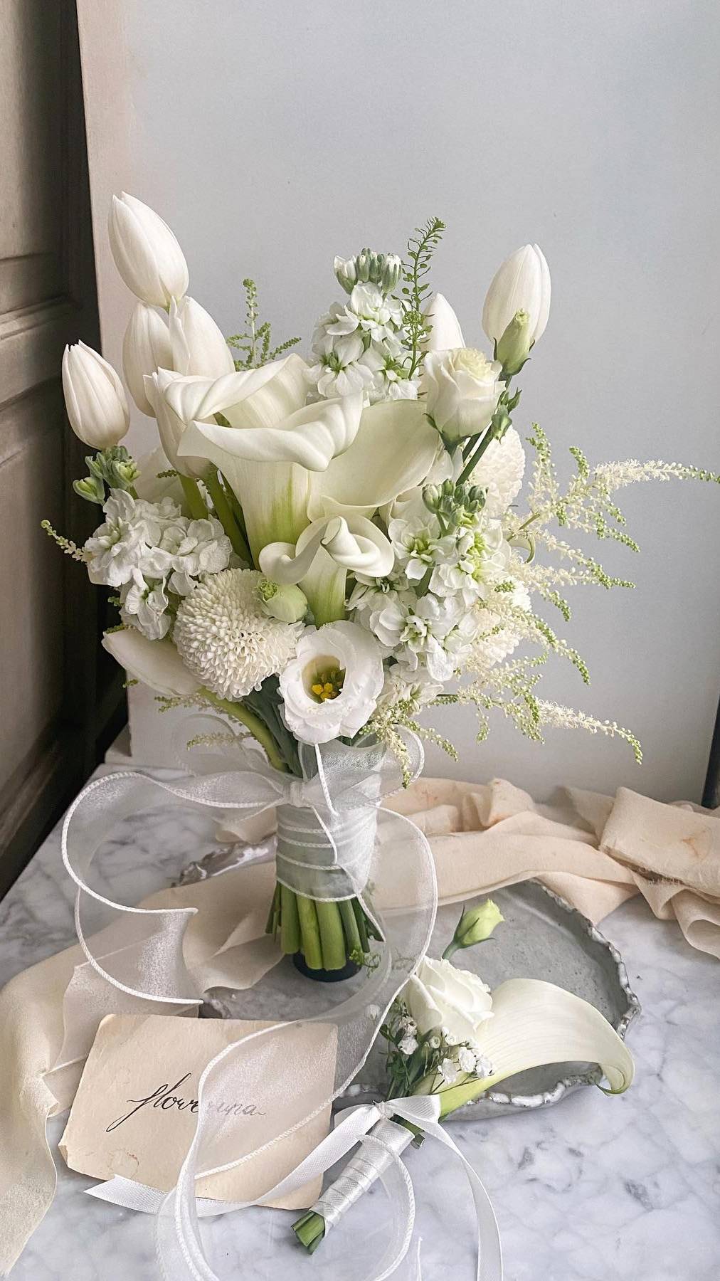 Цветы: Красивый букет невесты из белых пионов, тюльпанов и грациозных цветов каллы