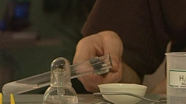 147. Взаимодействие алюминия со щелочью и водой