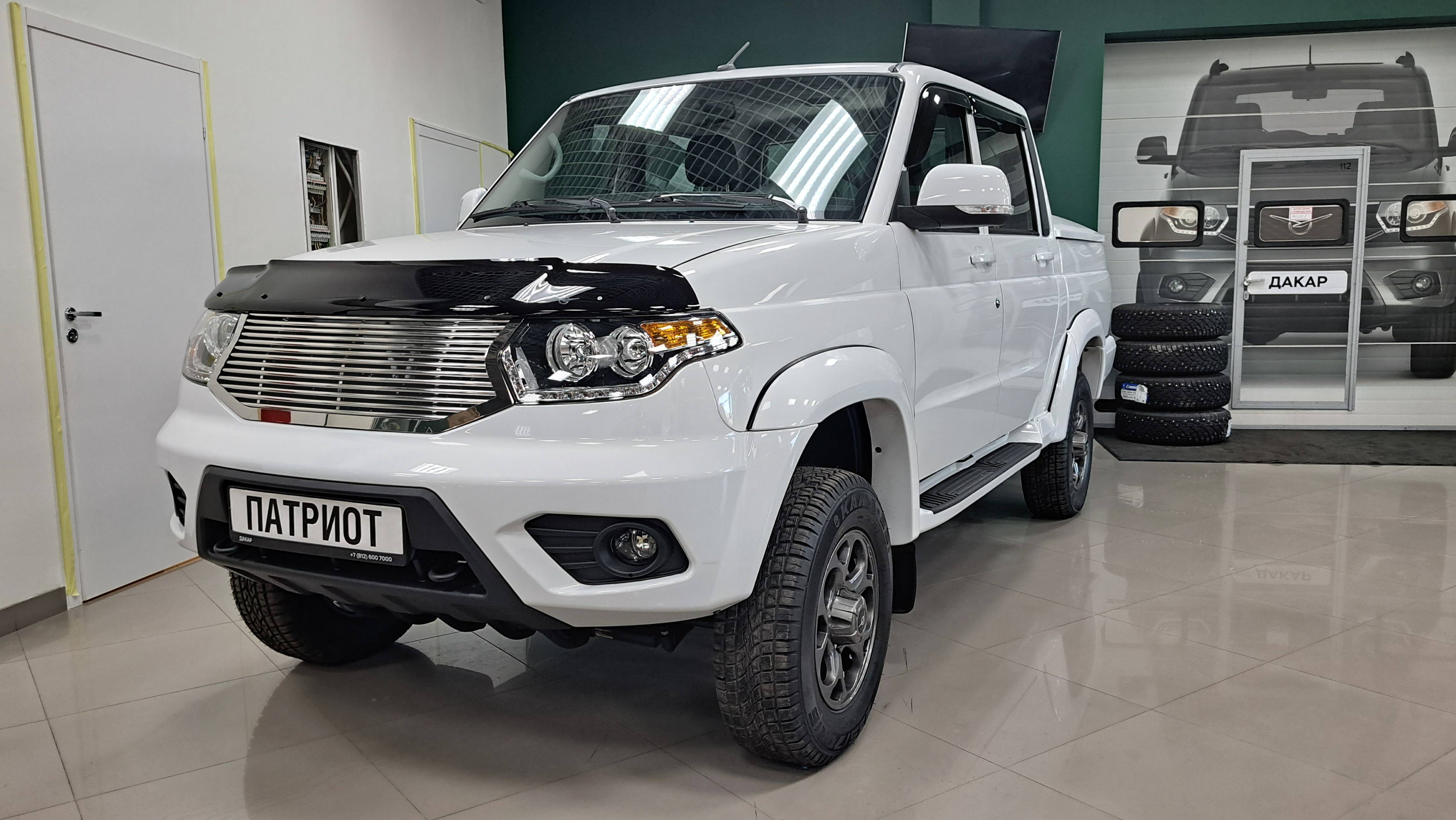 УАЗ Пикап в белом кузове, штатный кунг.