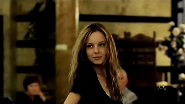 Hernando's Hideaway [gkqLPCw__rQ]