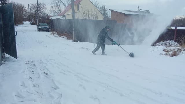 Занимательная "игрушка ", теперь снег убирать одно удовольствие.Это электролопата аккумуляторная
