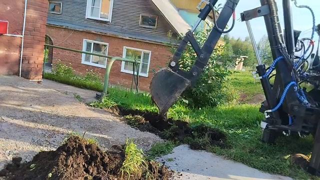 минипогрузчик экскаватор. Копаю под заливку бетона