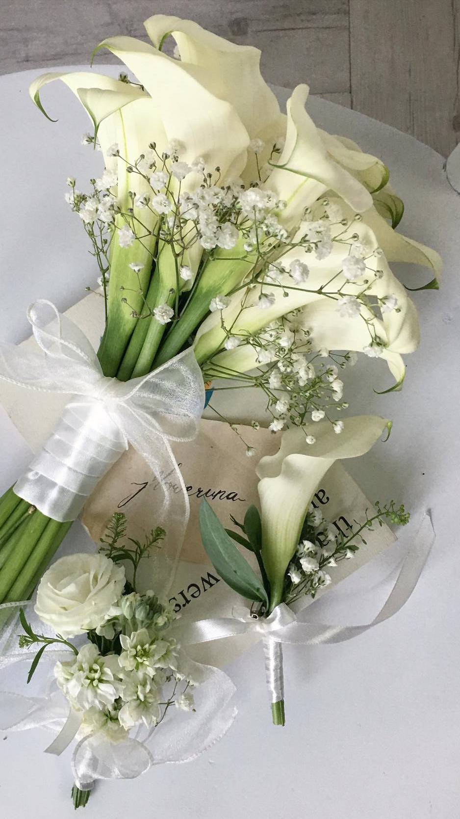 Цветы букет: чудесный белый букет невесты, составленный из ослепительно белых и изысканных каллы