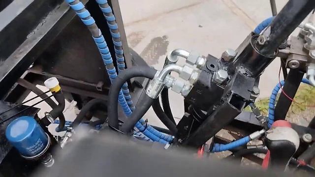 минипогрузчик экскаватор. Уствновил рулевой дозатор