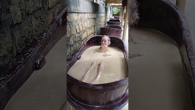 Села в ванну с грязью!Горячие источники в Нячанге!