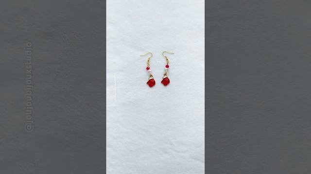 Серьги с подвесками рукавички ❄️ #серьгиручнойработы #бусины #украшенияручнойработы #нановыйгод