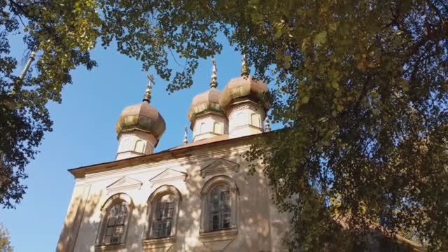 Богоявленский храм на берегу Волги. Калязин. Пушки, якоря и музей.