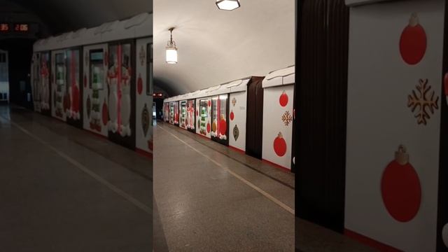 Новогодний поезд метро Москва-2020 на Кольцевой линии.