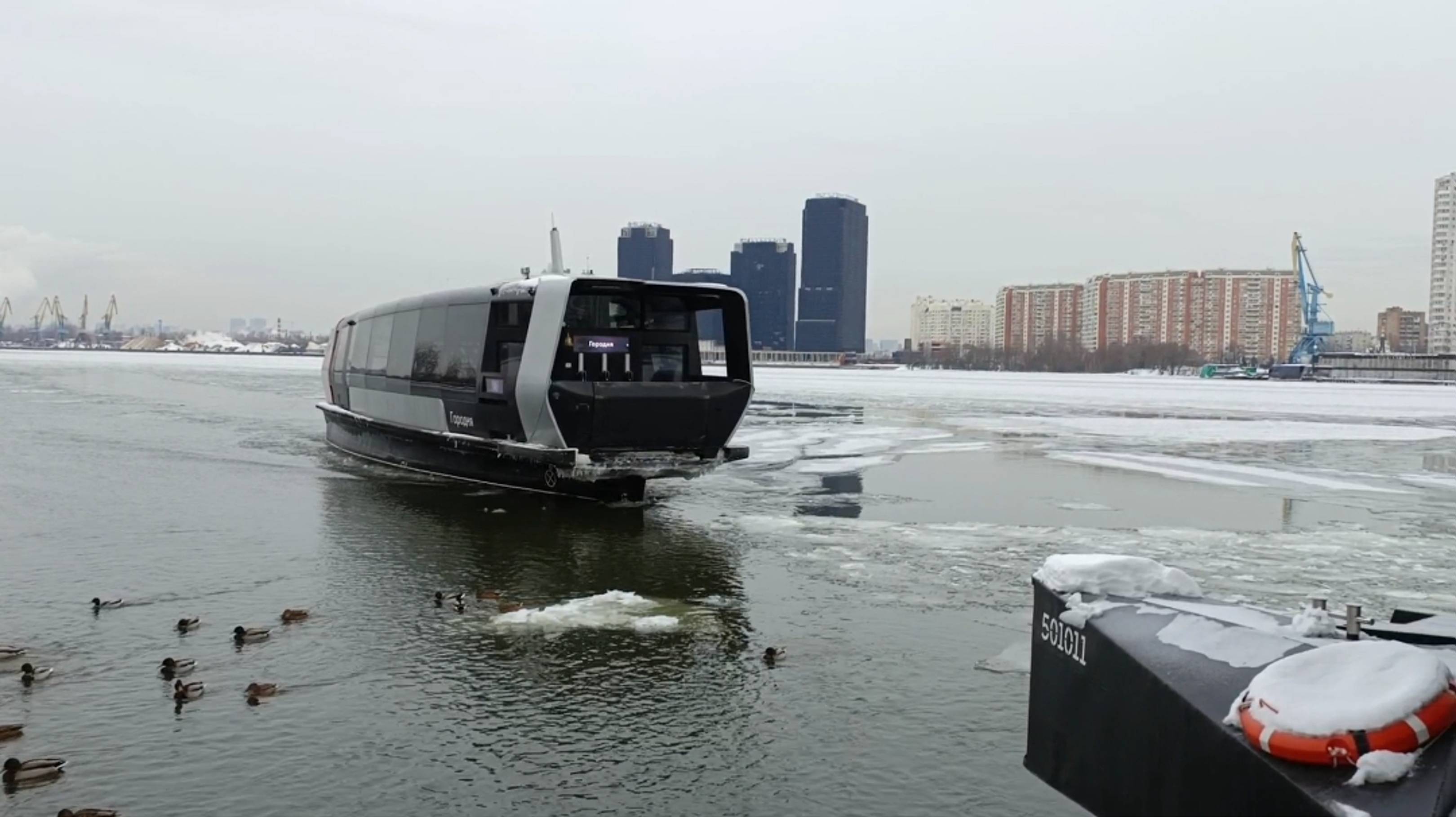 Электросудну лед на Москва-реке не помеха! Электротрамвайчики плавают даже зимой!  Новый год 2025!