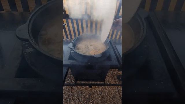 Тушёная картошка 🥔 с рёбрышками и шампиньонами в казане 😋