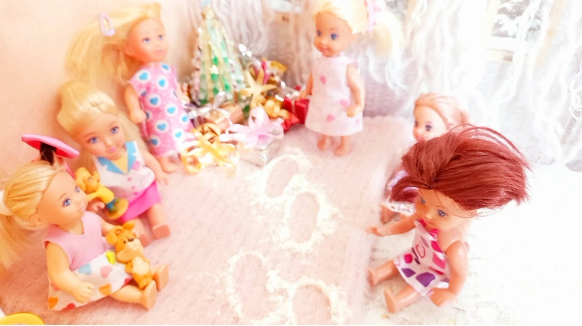 Барби Таня и Марина убирают следы.Дед Мороз принёс подарки.