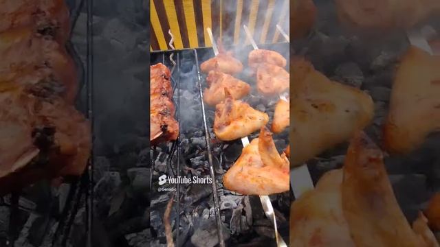 Рёбрышки и крылышки на костре.